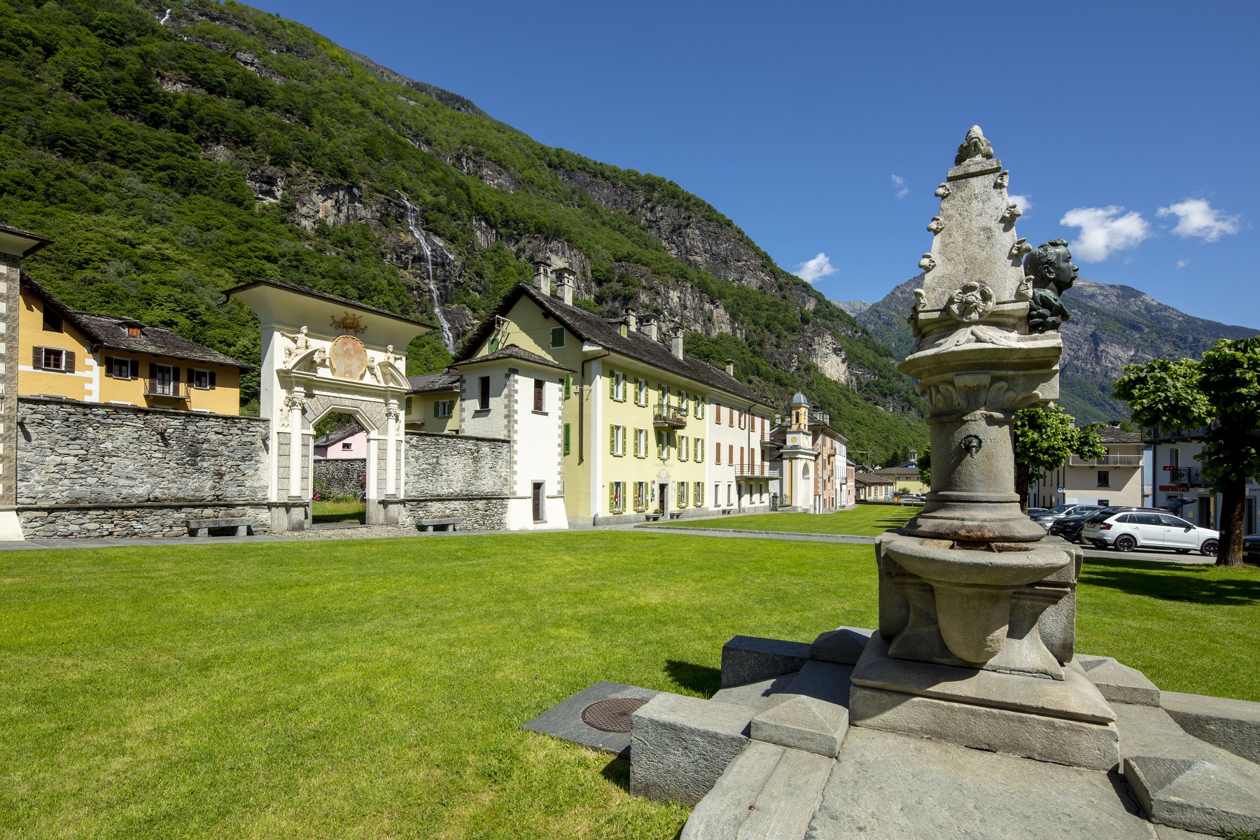 Cevio - Piazza e palazzi - Comune di Cevio